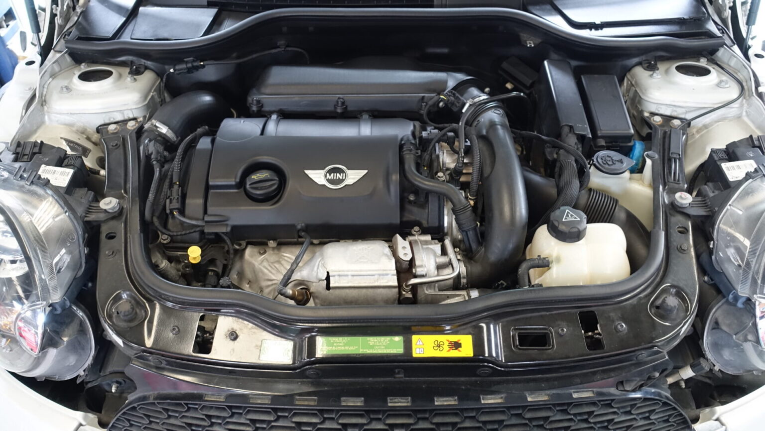 MINI クラブマン（R55） オイルフィルターハウジングガスケット交換（オイル漏れ修理） | FKエンジニアリング